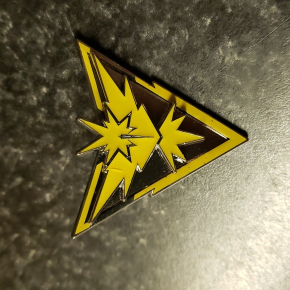 Pokemon | Toys | Pokemon Go Special Collection Box Team Instinct Pin ...